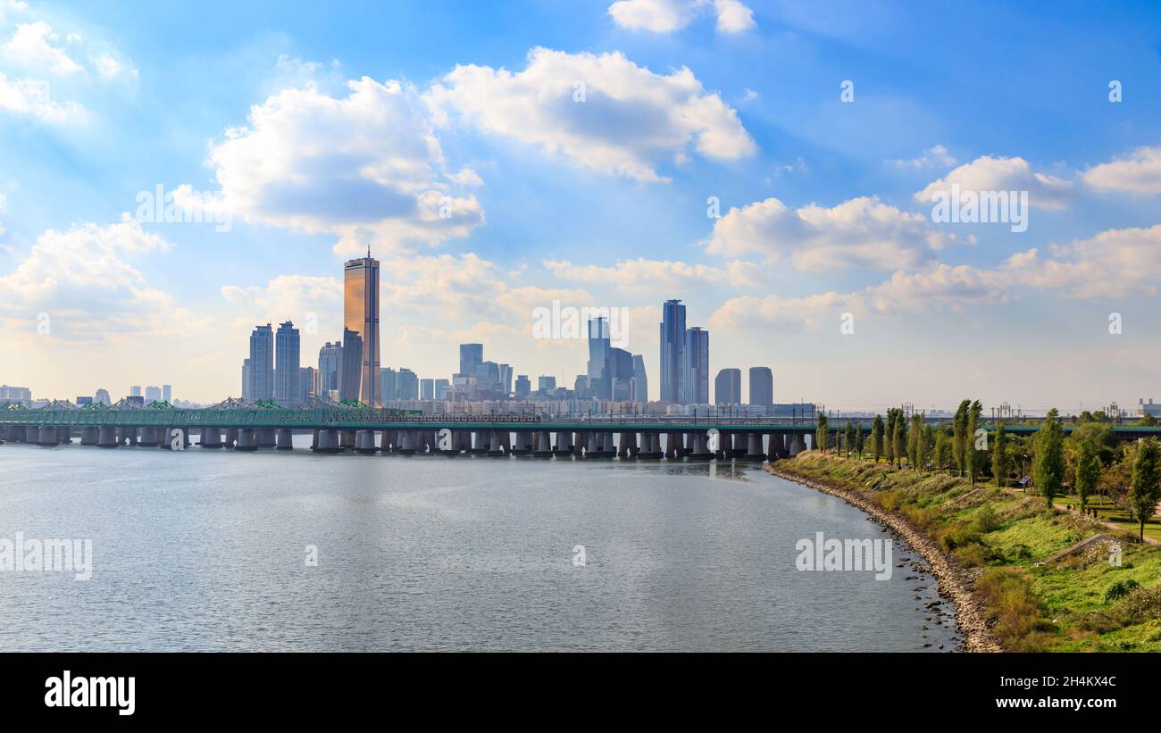 The scenery of Yeouido, Seoul. Hanwha 63 Building Han River view. Seoul ...