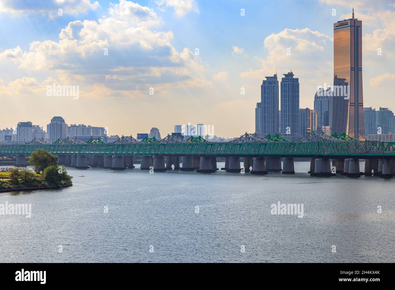 The scenery of Yeouido, Seoul. Hanwha 63 Building Han River view. Seoul ...