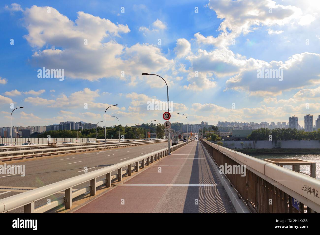 Yongsan Hangang Bridge. Seoul Hangang Bridge. Crossing the Han River ...