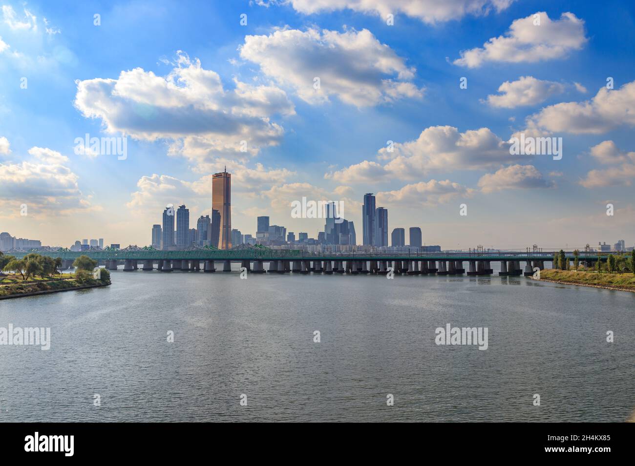 The scenery of Yeouido, Seoul. Hanwha 63 Building Han River view. Seoul ...