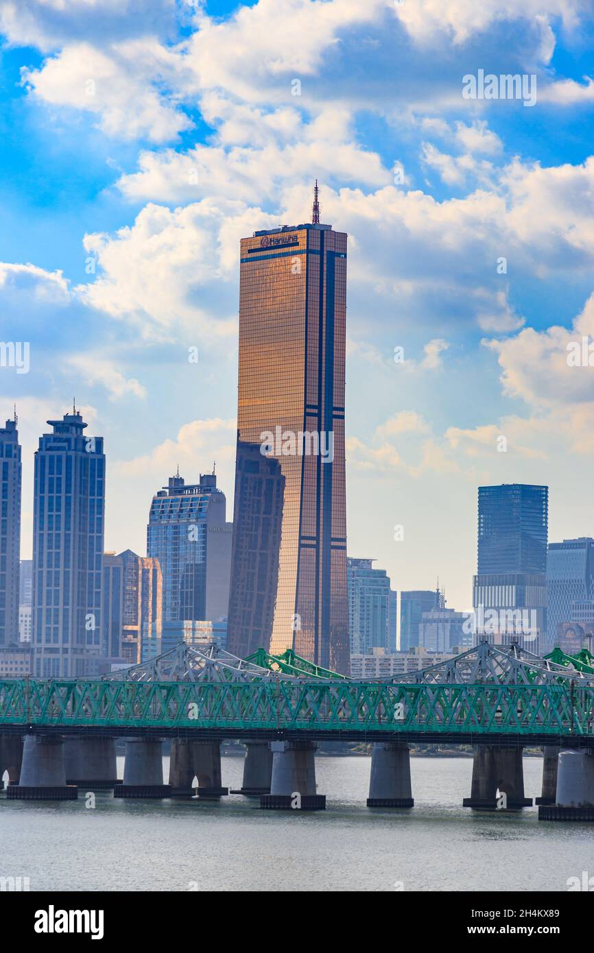 The scenery of Yeouido, Seoul. Hanwha 63 Building Han River view. Seoul ...