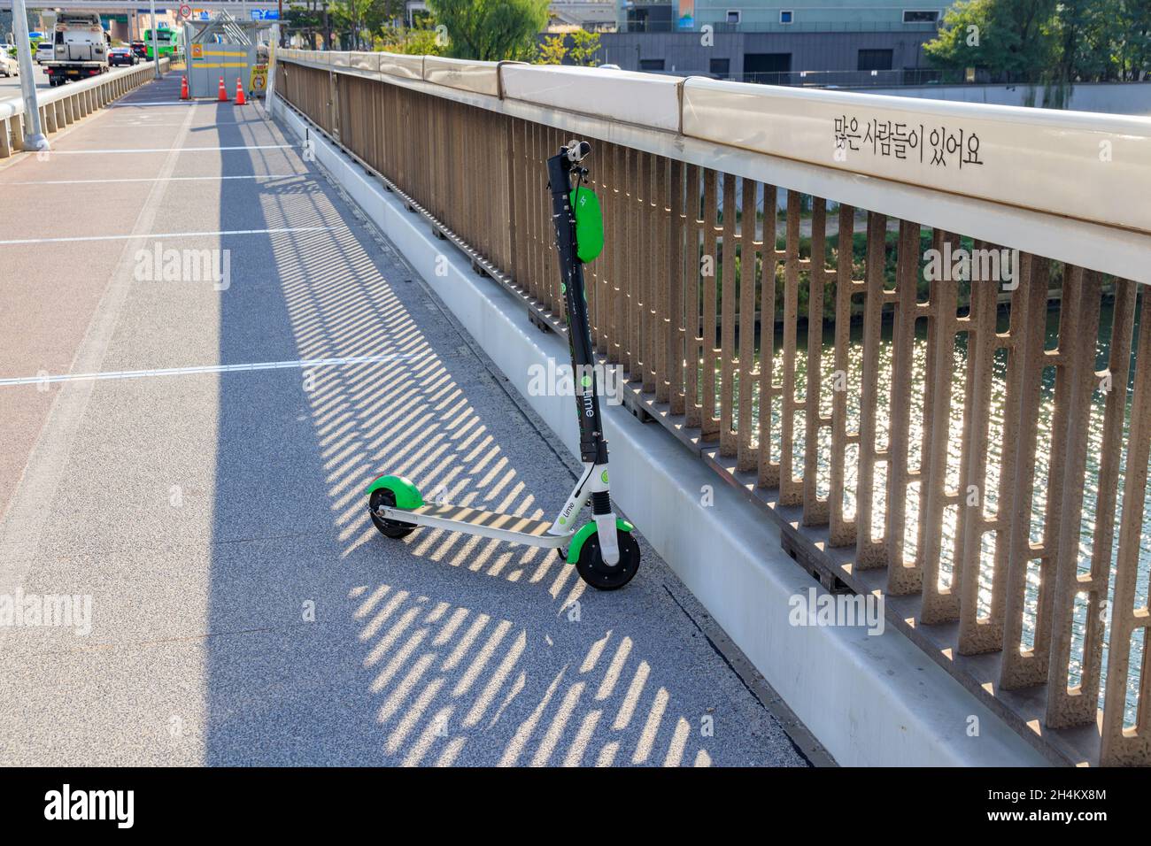 Yongsan Hangang Bridge. Seoul Hangang Bridge. Crossing the Han River ...