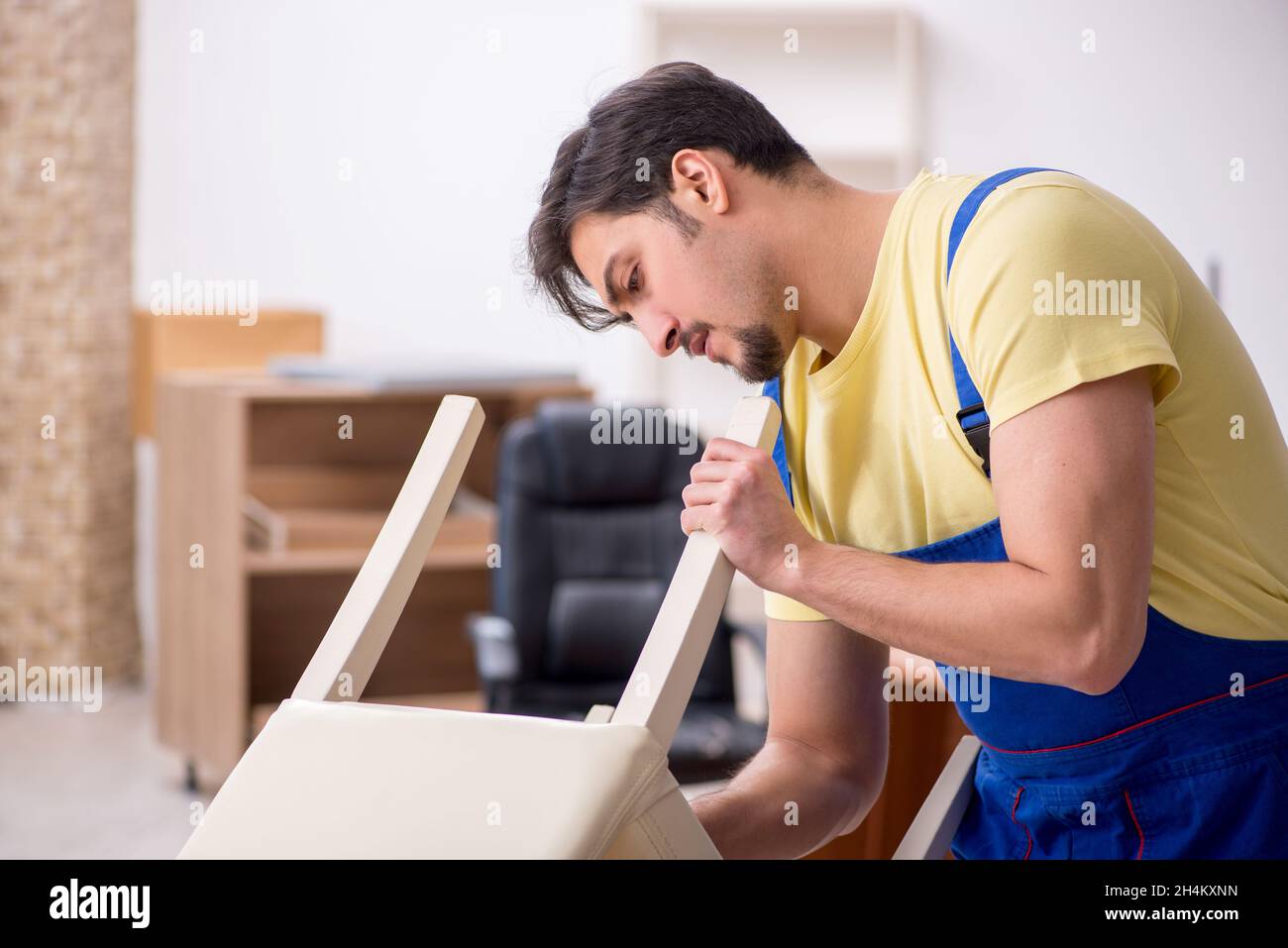 Workman assembling office chair hi-res stock photography and images - Alamy