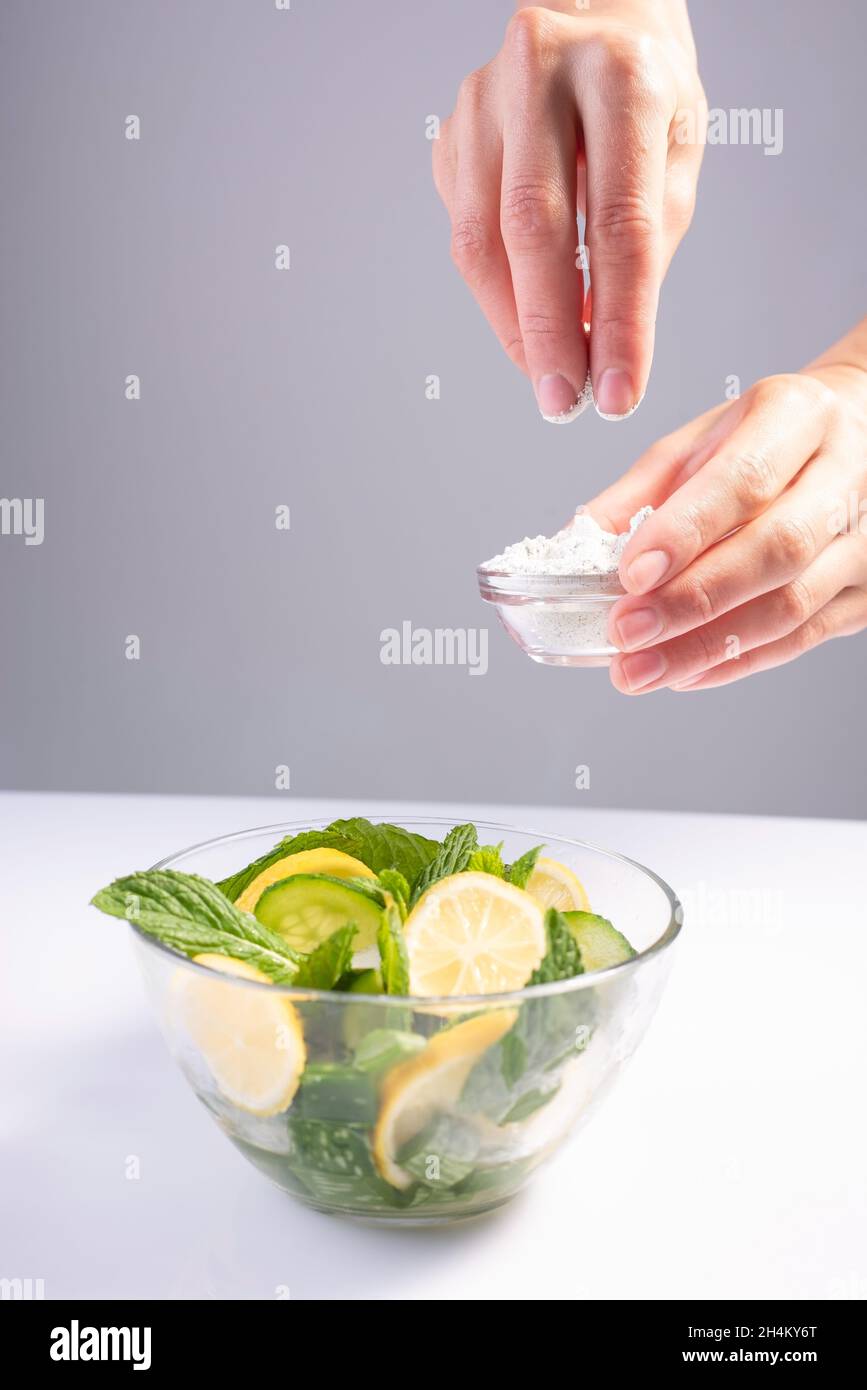 Sprinkling ingredients hi-res stock photography and images - Alamy