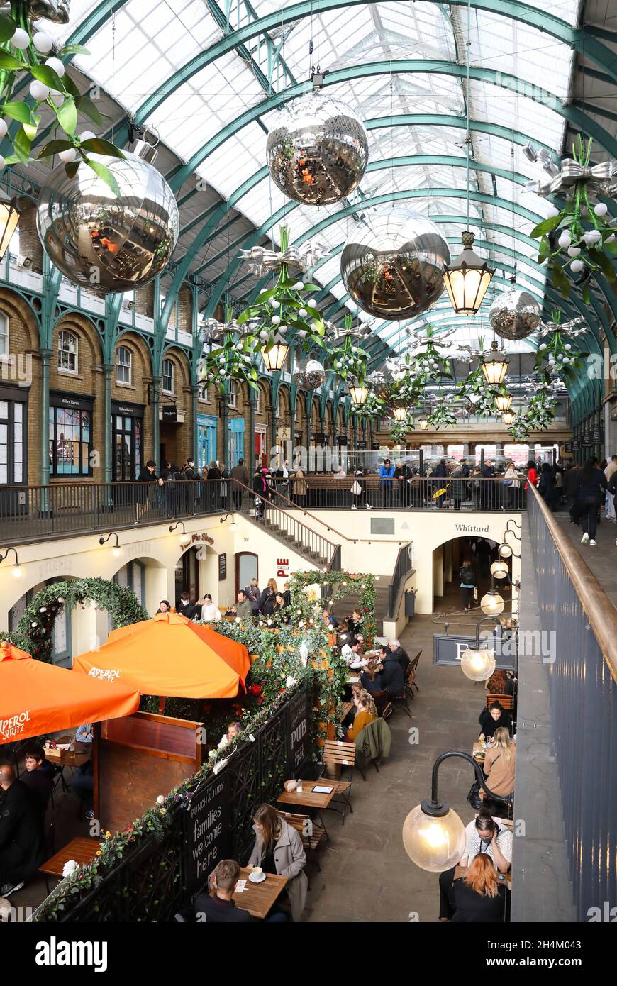 Restaurants and shops in Covent Garden with Christmas decorations up ...