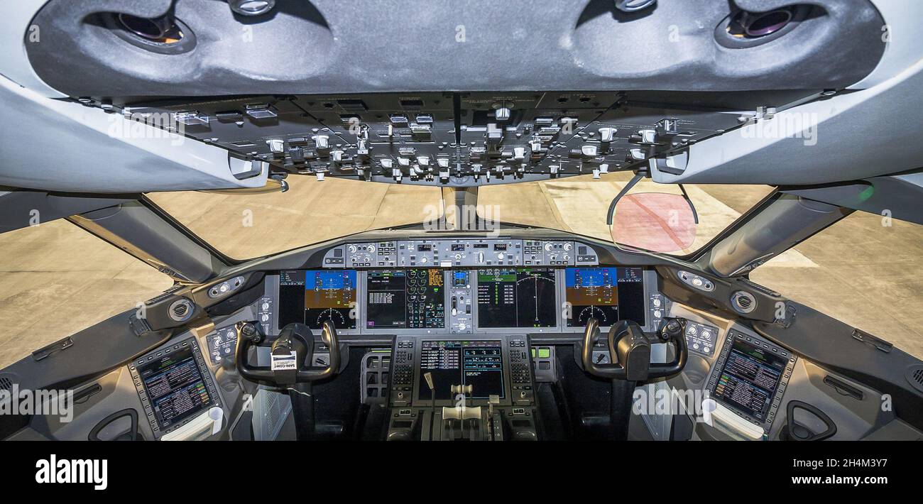 Flightdeck fly hi-res stock photography and images - Alamy