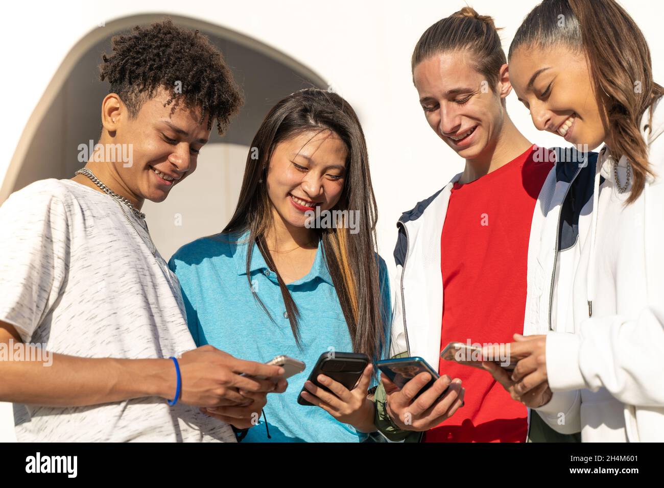 Mobile phones group teens hi-res stock photography and images - Alamy
