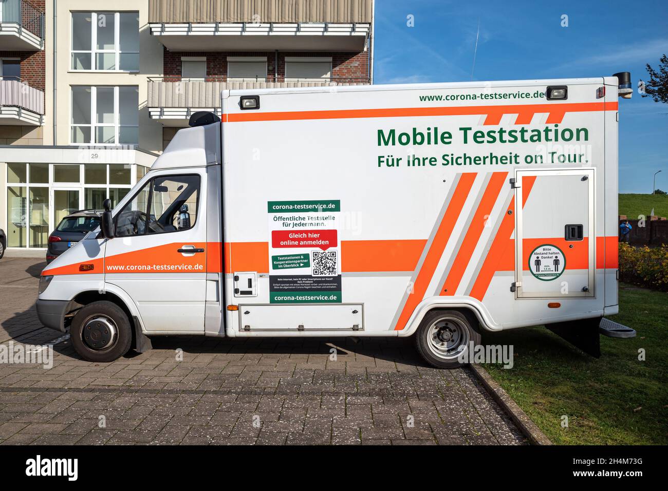 mobile Covid 19 testing station Stock Photo - Alamy