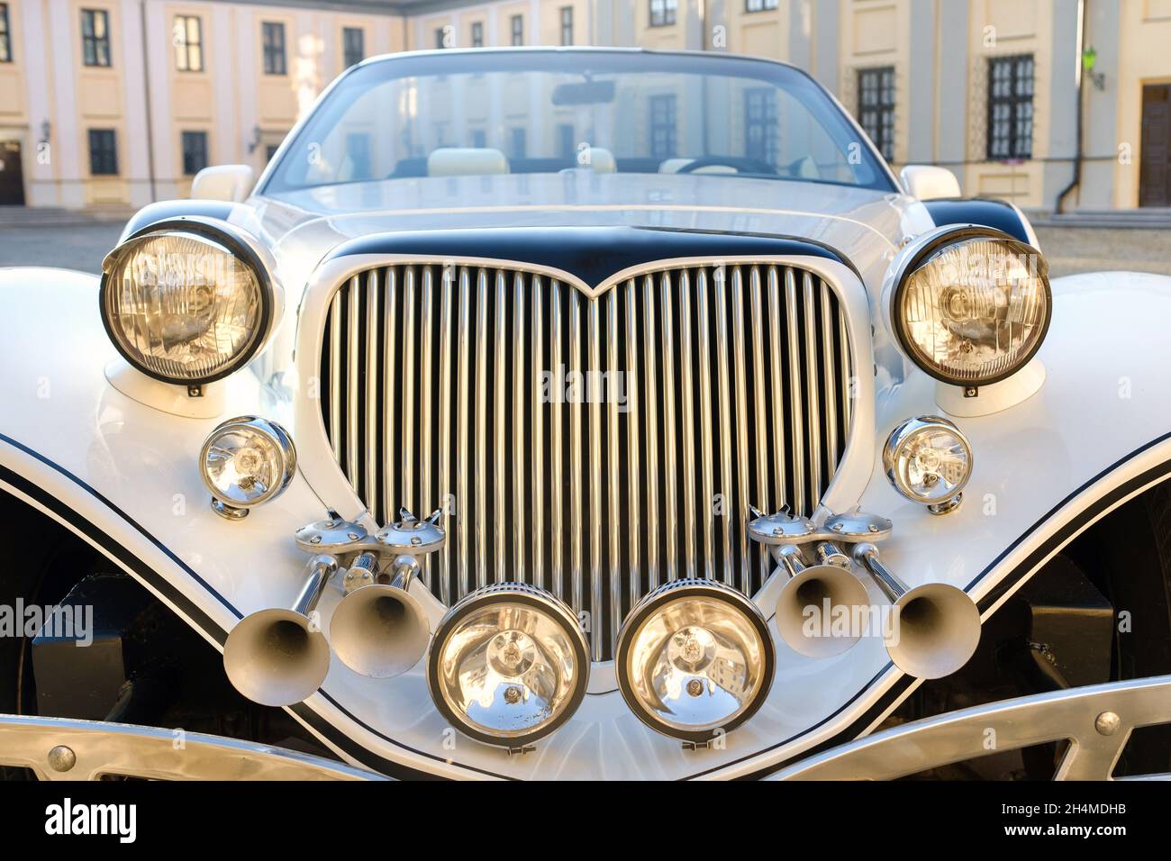 Vintage car in front castle hi-res stock photography and images - Alamy