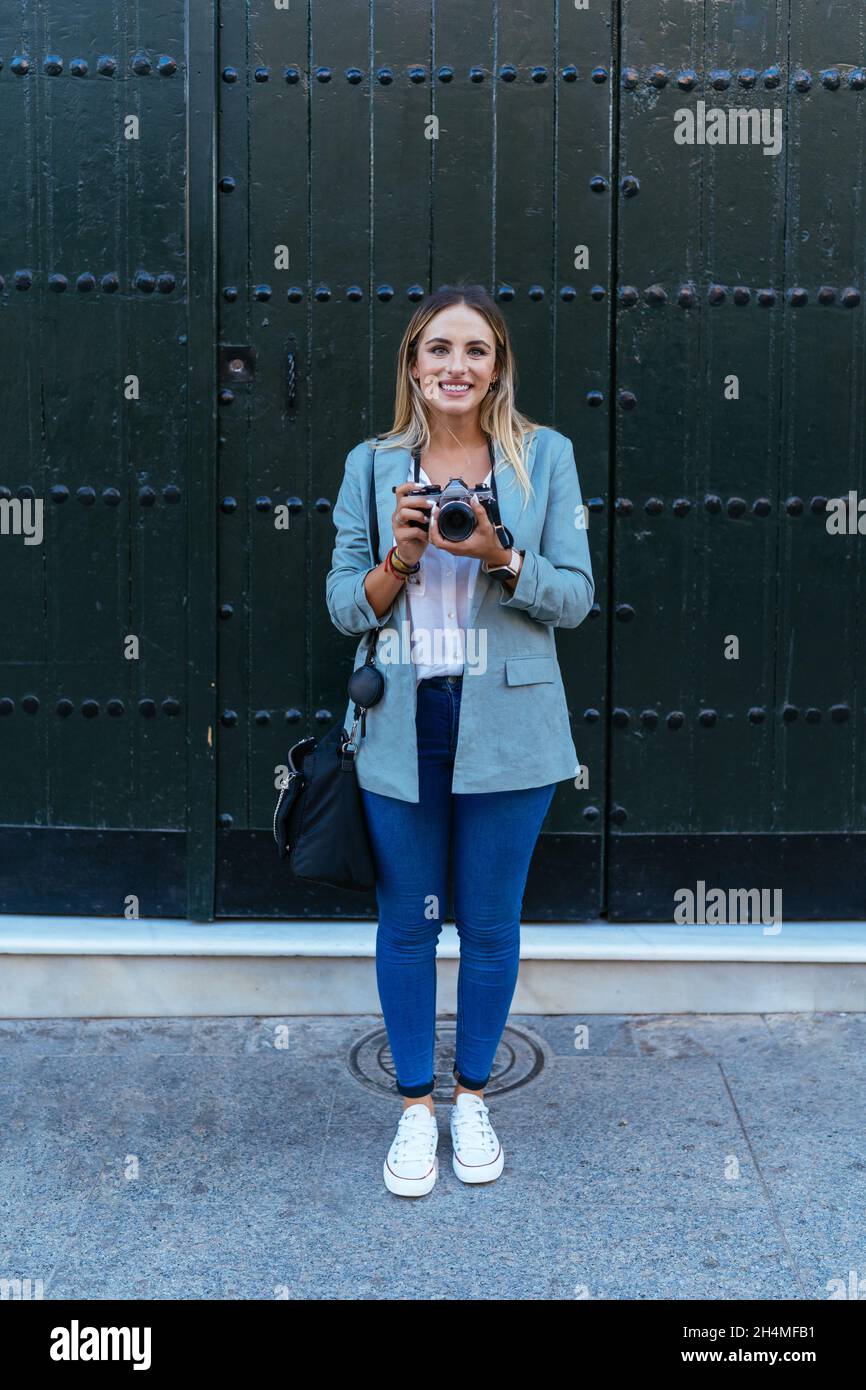 Old woman looking at camera hi-res stock photography and images - Alamy