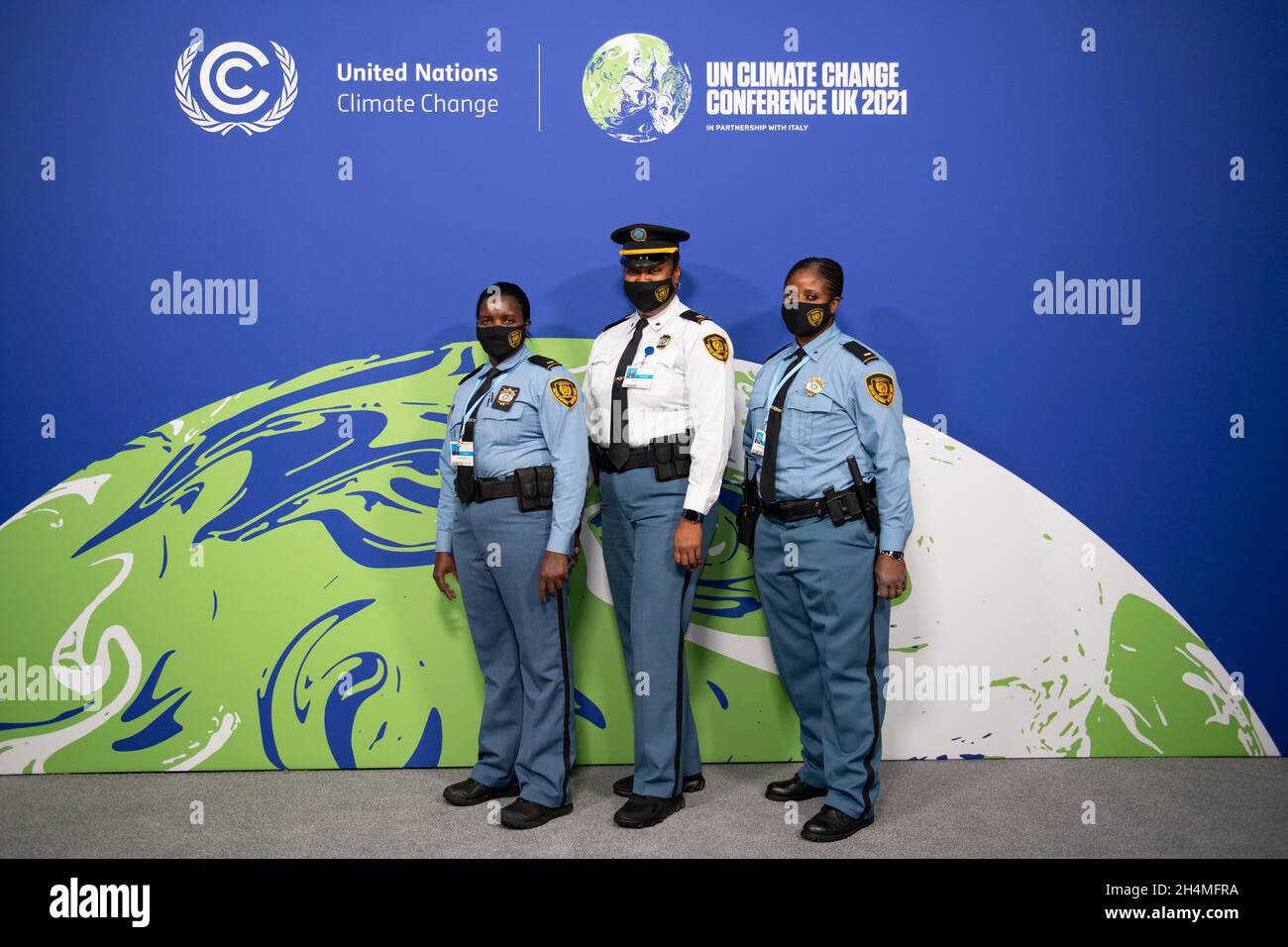 Un police officers pose for photos hi-res stock photography and images ...