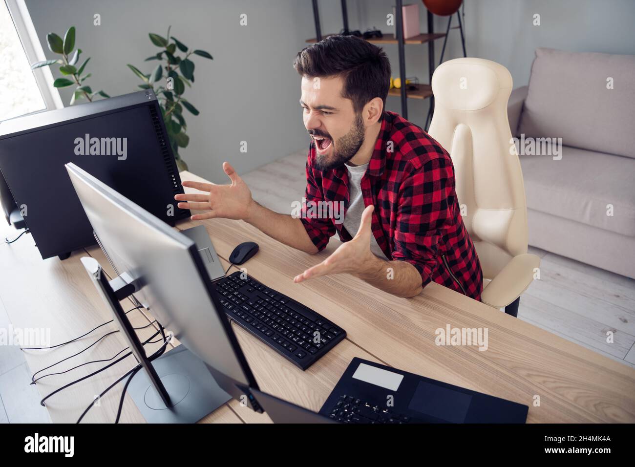 Photo of angry unhappy furious young man scream computer bug problem ...