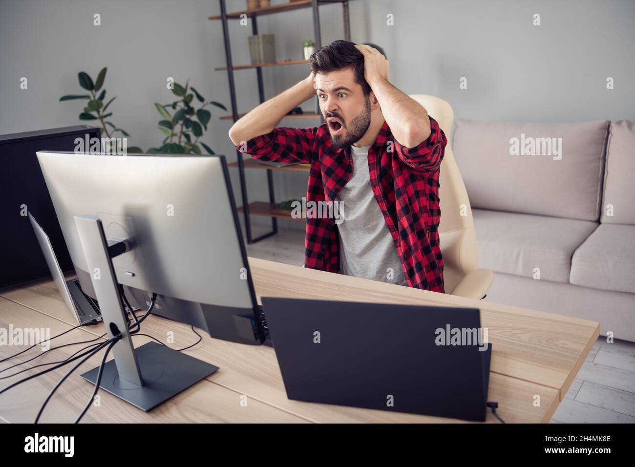 Photo of shocked worried young man hold hands head problem system error ...