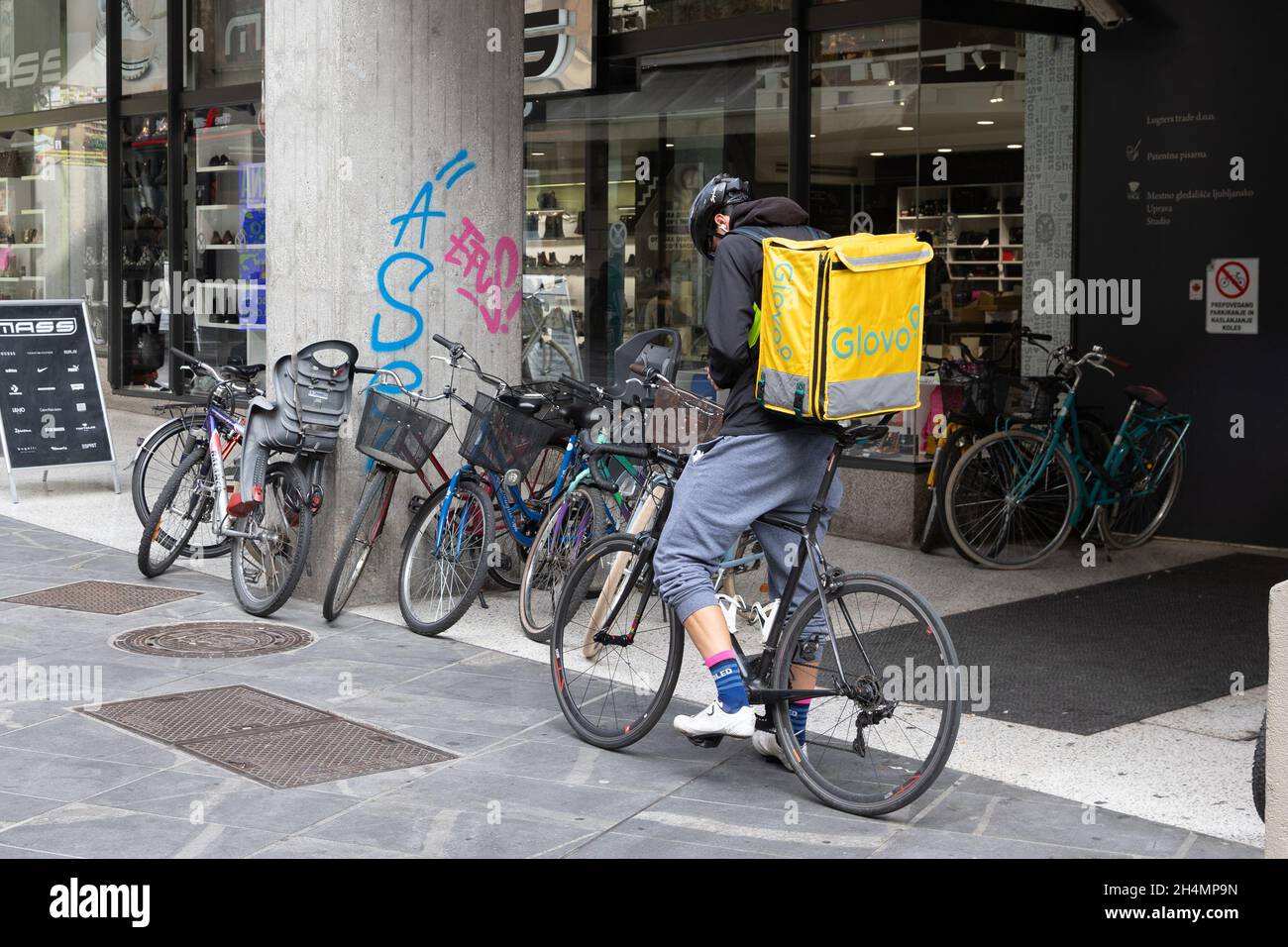 Courier driver hi-res stock photography and images - Alamy