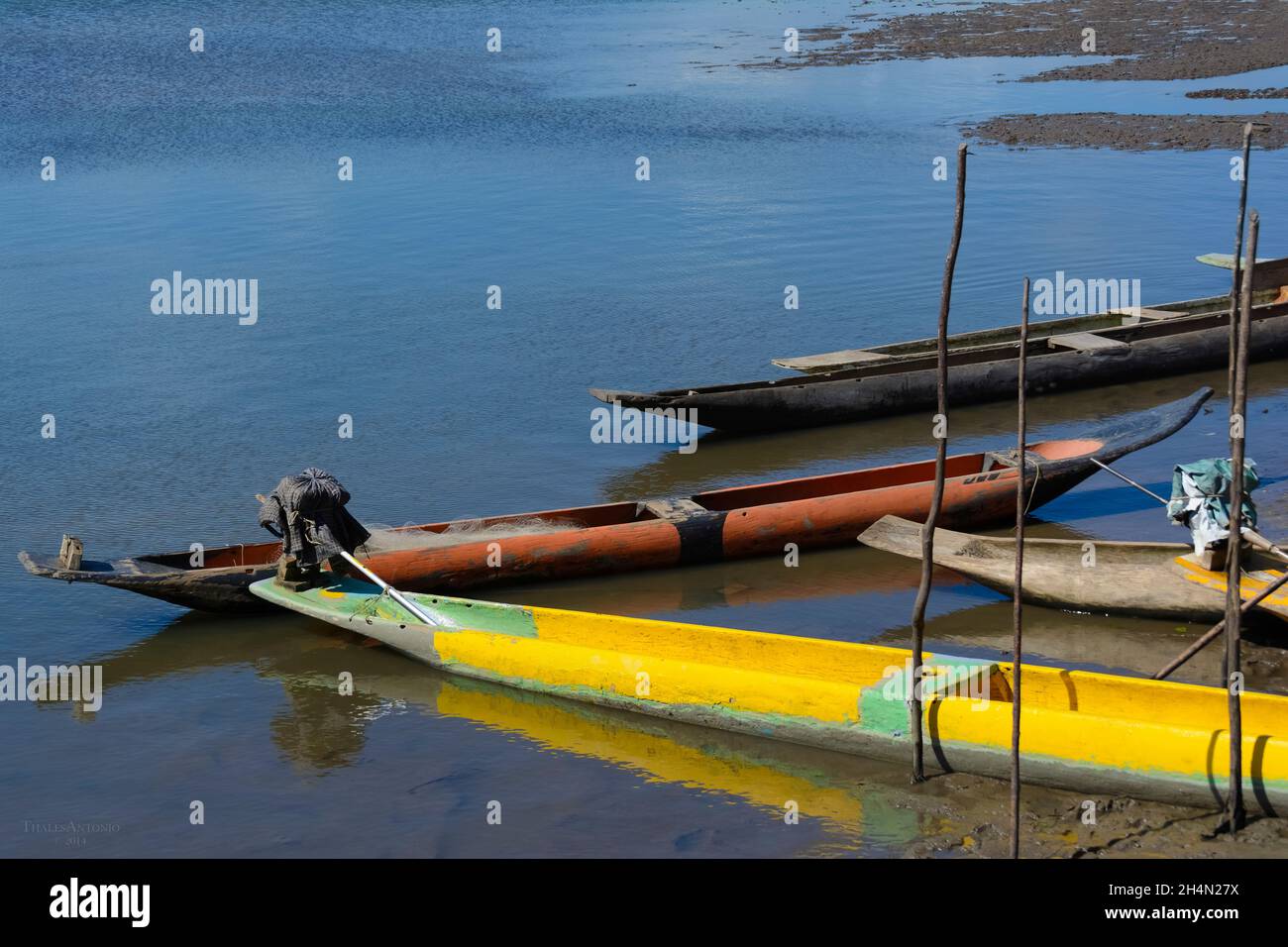 Canoes and boats docked on the bank of the grand Paraguacu river ...