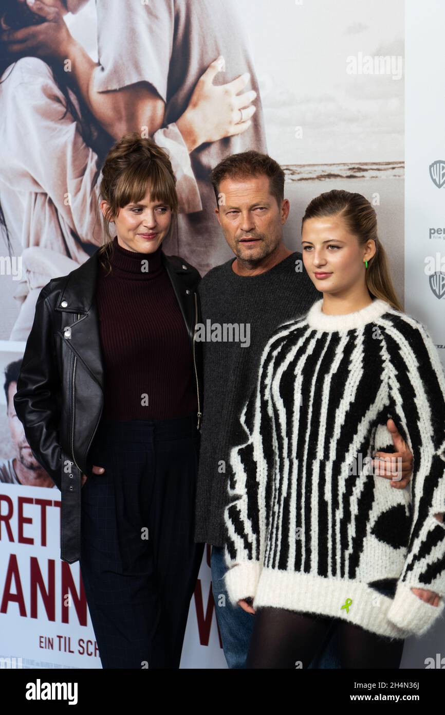 Auf dem Roten Teppich Emily Cox, Til Schweiger und Emma Schweiger Am 03 ...