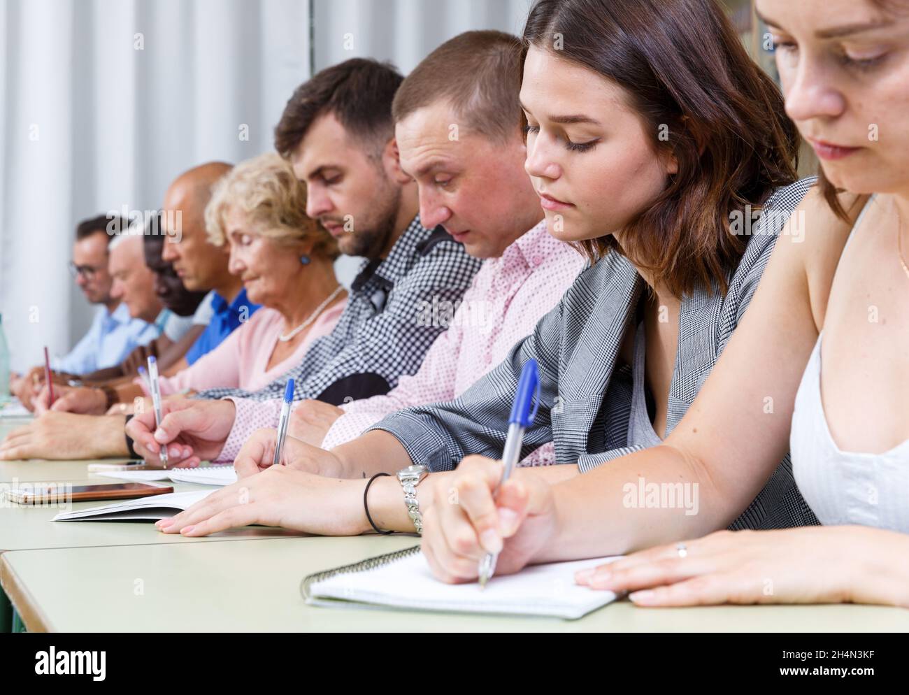 Business girl writing hi-res stock photography and images - Alamy