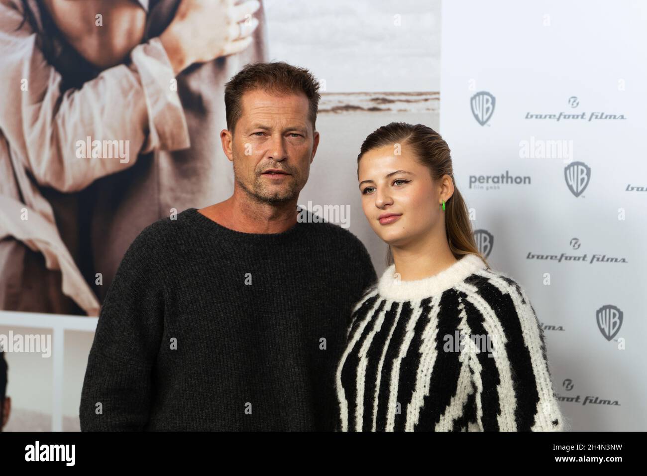 Auf dem Roten Teppich Til Schweiger und Emma Schweiger. Am 03.11.21 ...