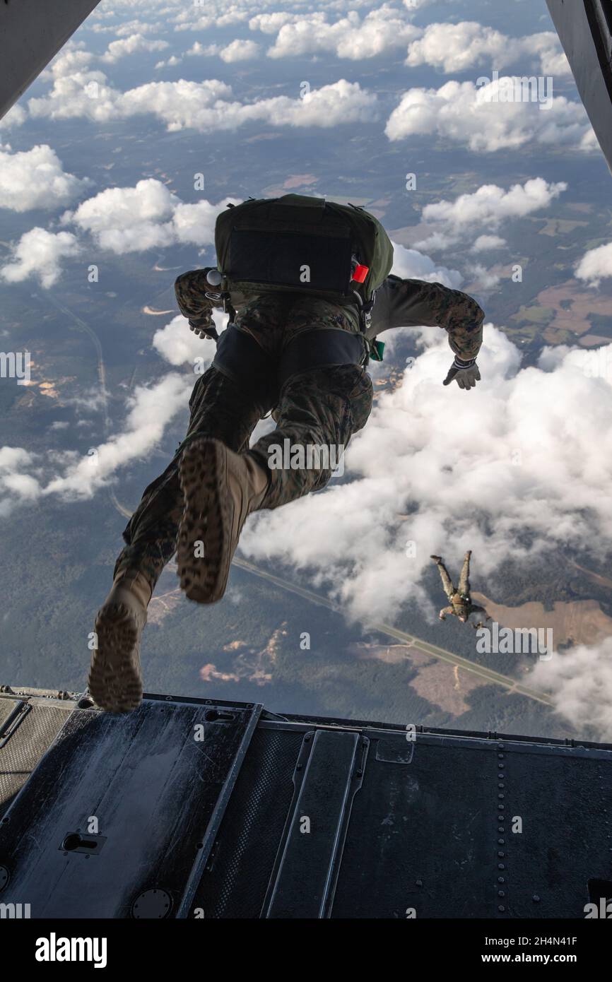 U.S. Marines with 3d Force Reconnaissance Company, 4th Recon Battalion ...