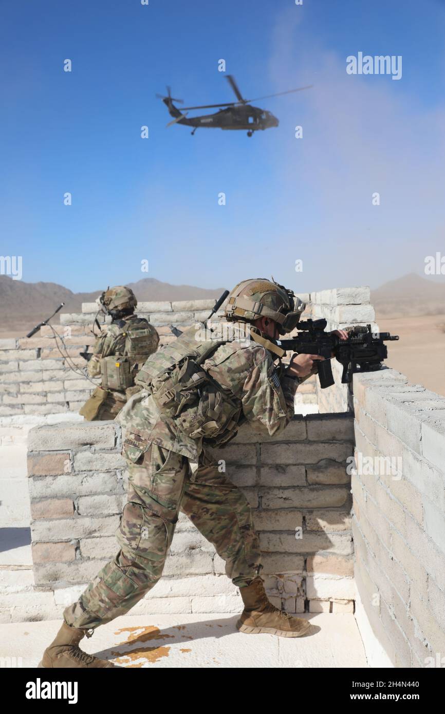 U.S. Army soldiers assigned to the 82nd Airborne conduct rooftop ...