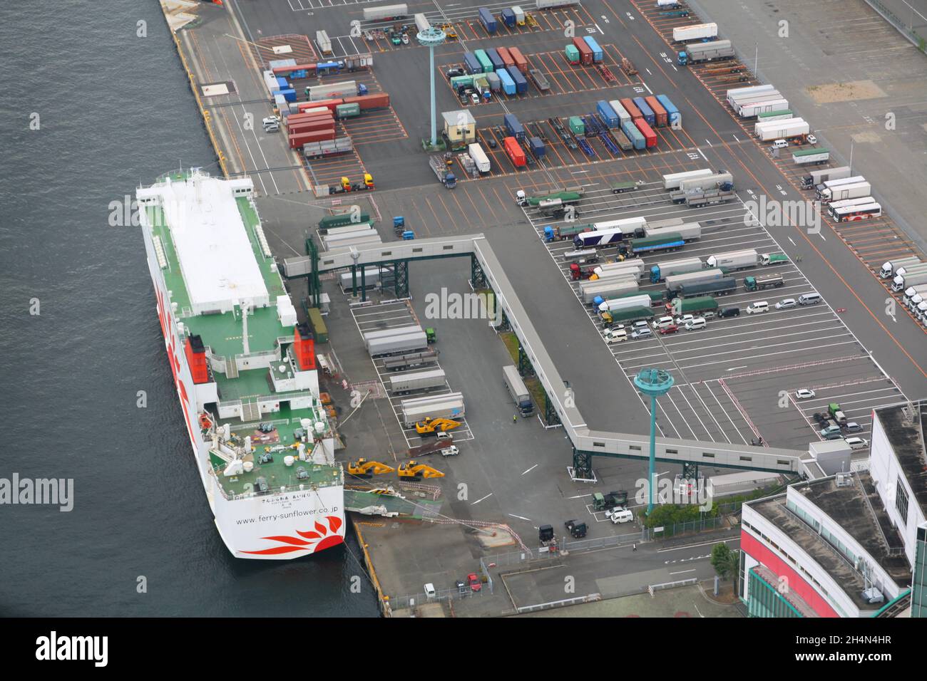 Cargo container port osaka japan hi-res stock photography and images ...