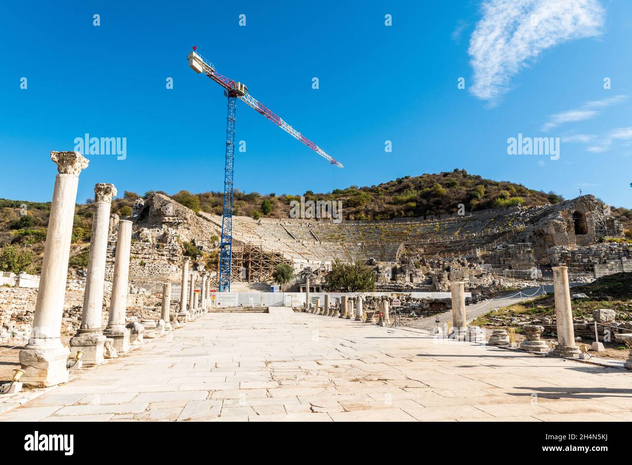 Ancient roman building crane hi-res stock photography and images - Alamy