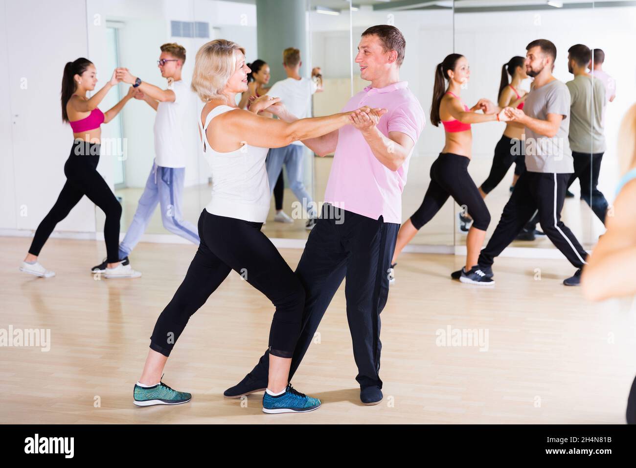 Ordinary dancing pair dance waltz together Stock Photo - Alamy