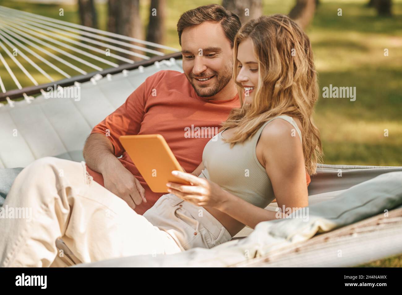 Man looking at attractive blonde woman hi-res stock photography and ...