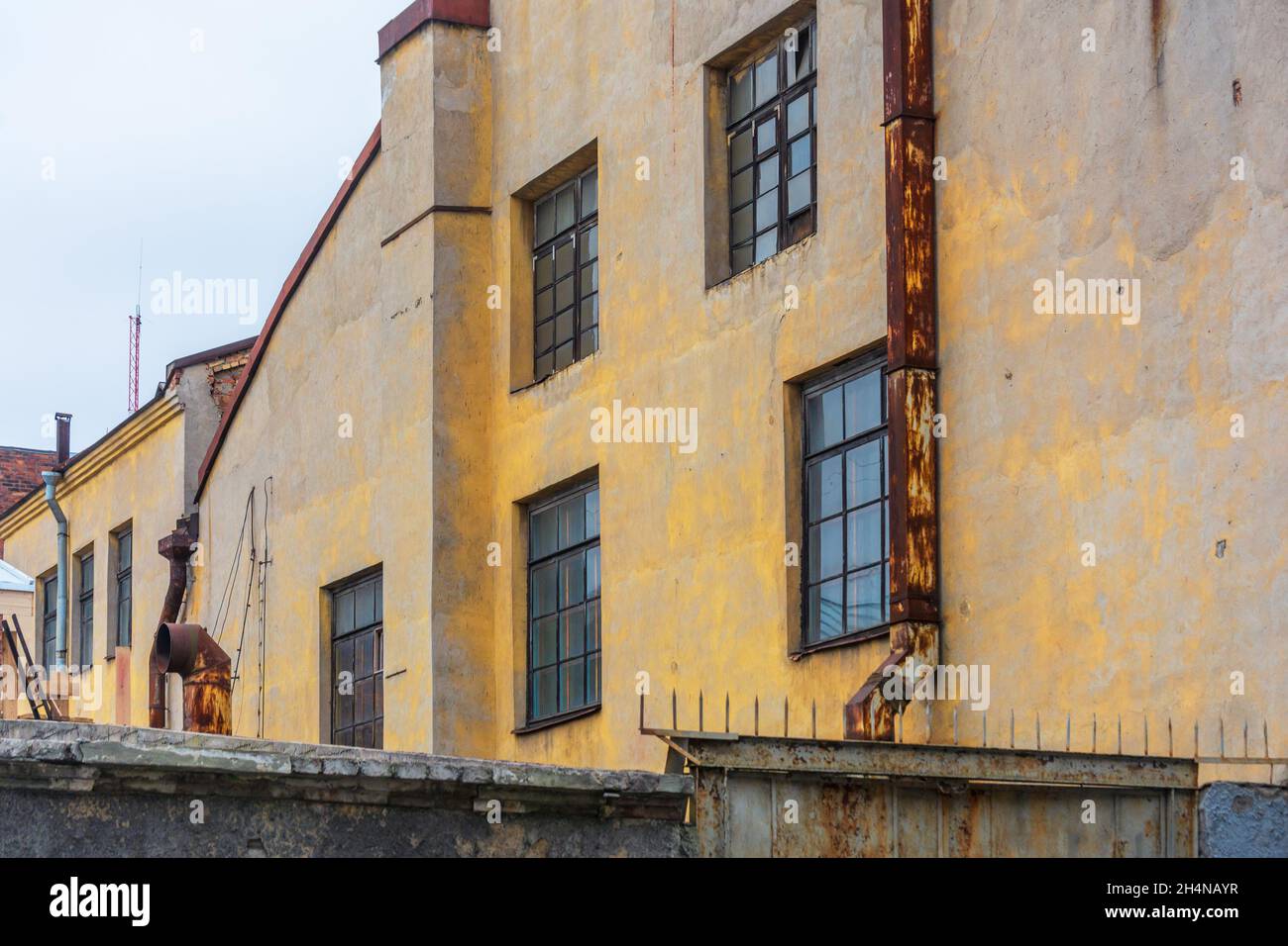 Yellow mortar wall hi-res stock photography and images - Alamy