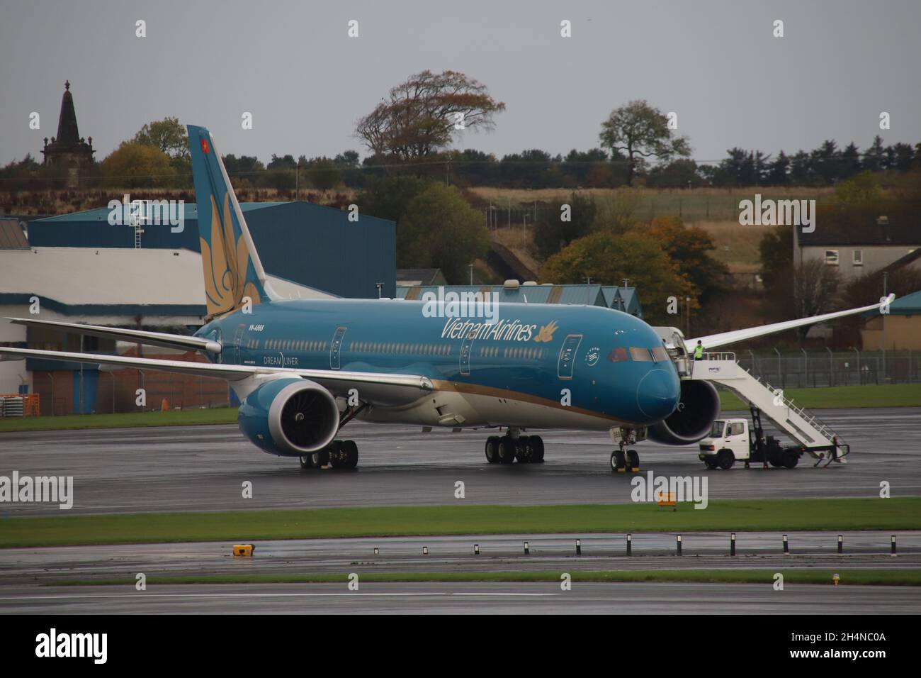 Vietnam airlines boeing 787 dreamliner hi-res stock photography and ...
