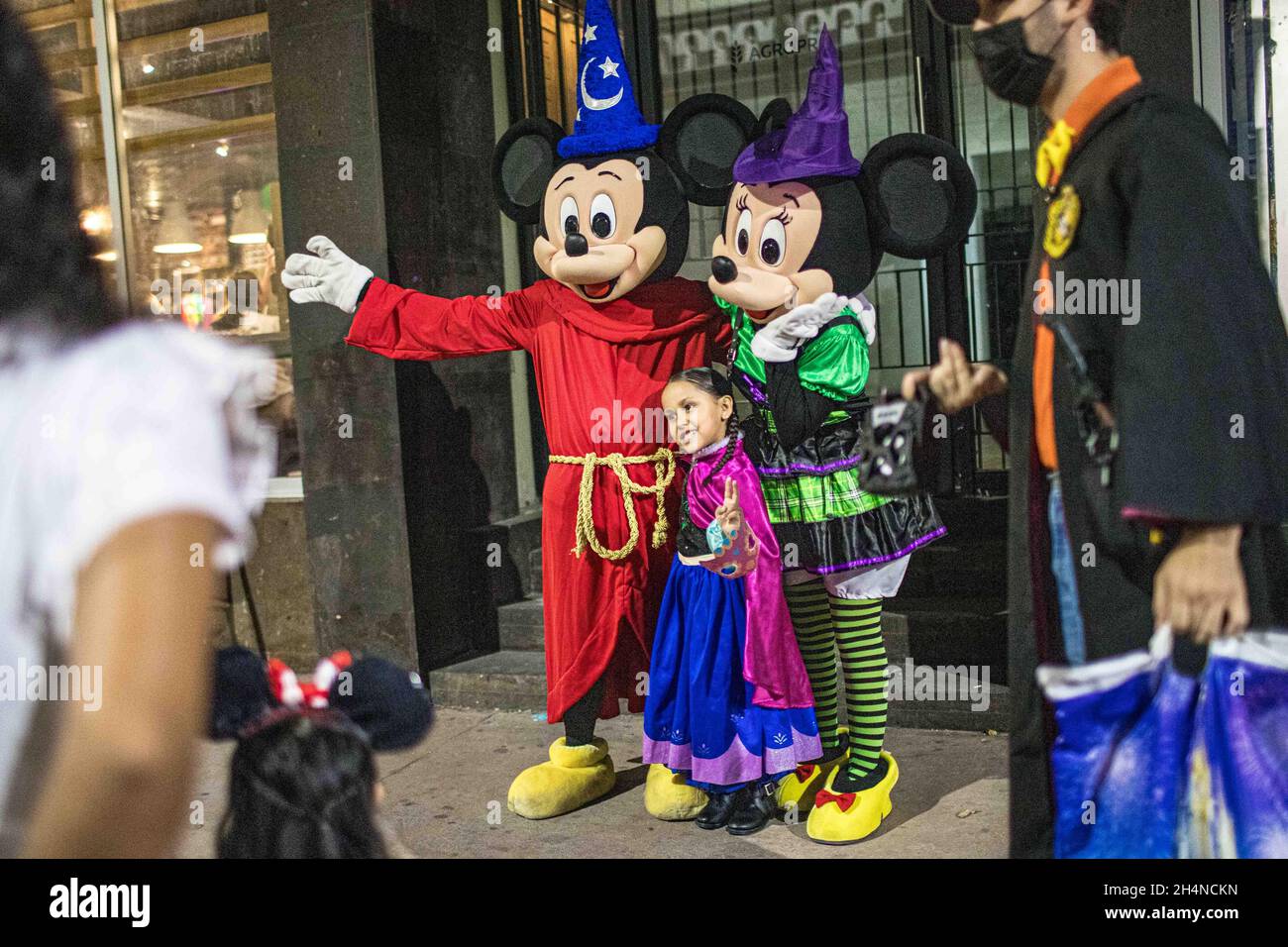 Mickey and Mimi, Mickey mouse, Walt Disney boots, children's characters ...