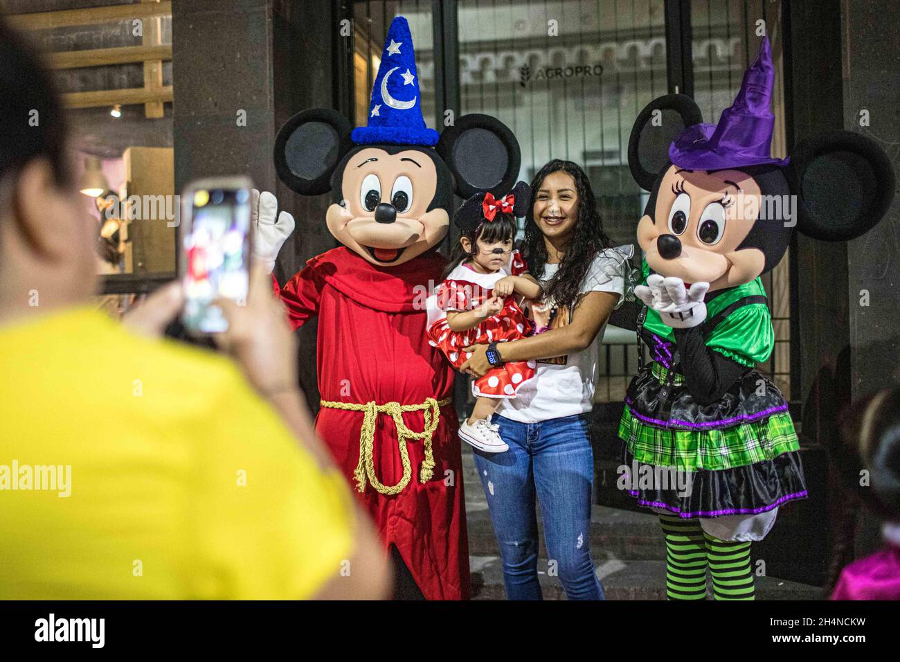 Mickey and Mimi, Mickey mouse, Walt Disney boots, children's characters ...
