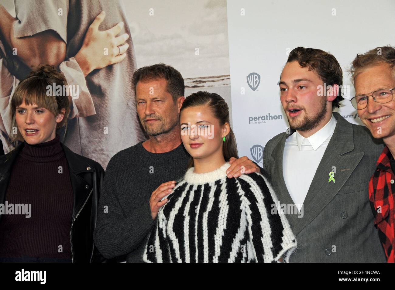 Munich, Germany. 03rd Nov, 2021. Actors Emily Cox, (f-l), Til Schweiger ...