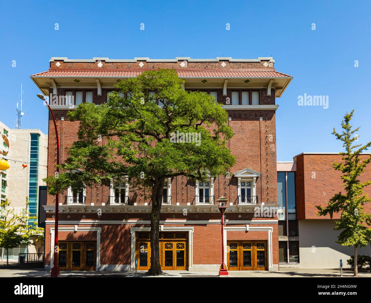 Typical brick houses in Victoria BC, Canada. Street photo of a brick ...