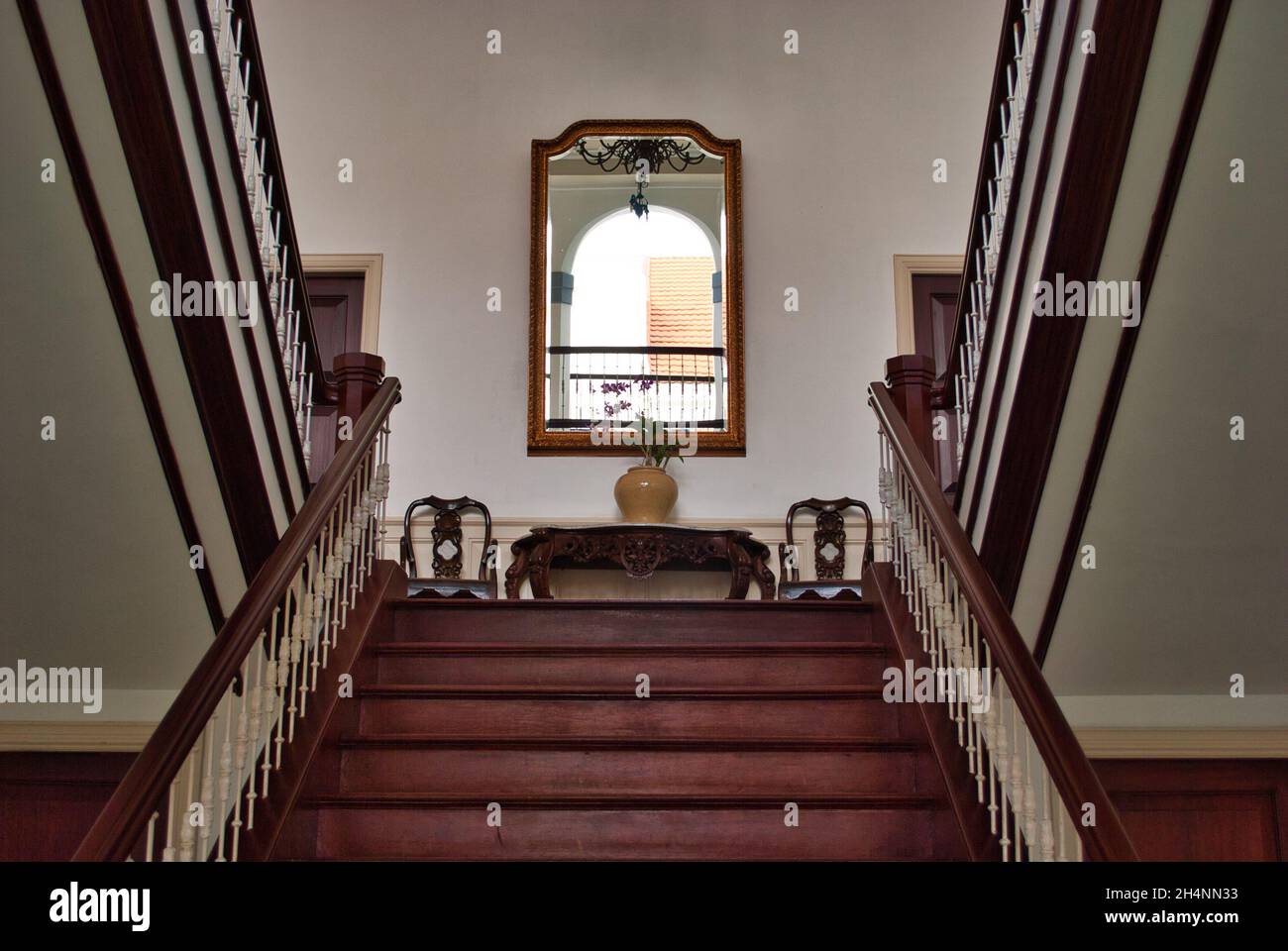 Grand entrance stairway interior hi-res stock photography and images ...