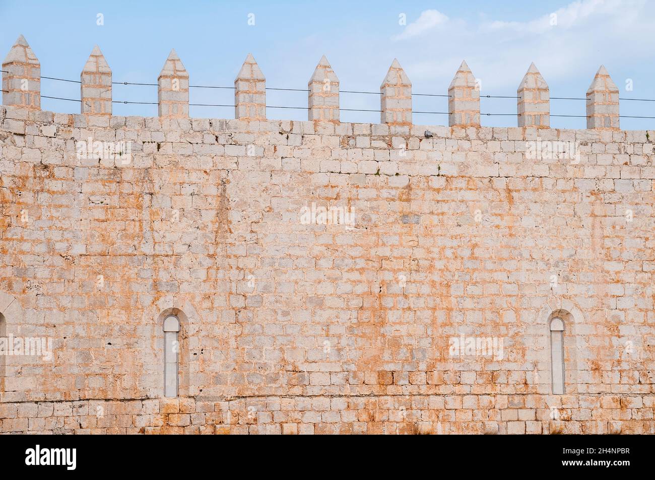 Castellated merlons hi-res stock photography and images - Alamy