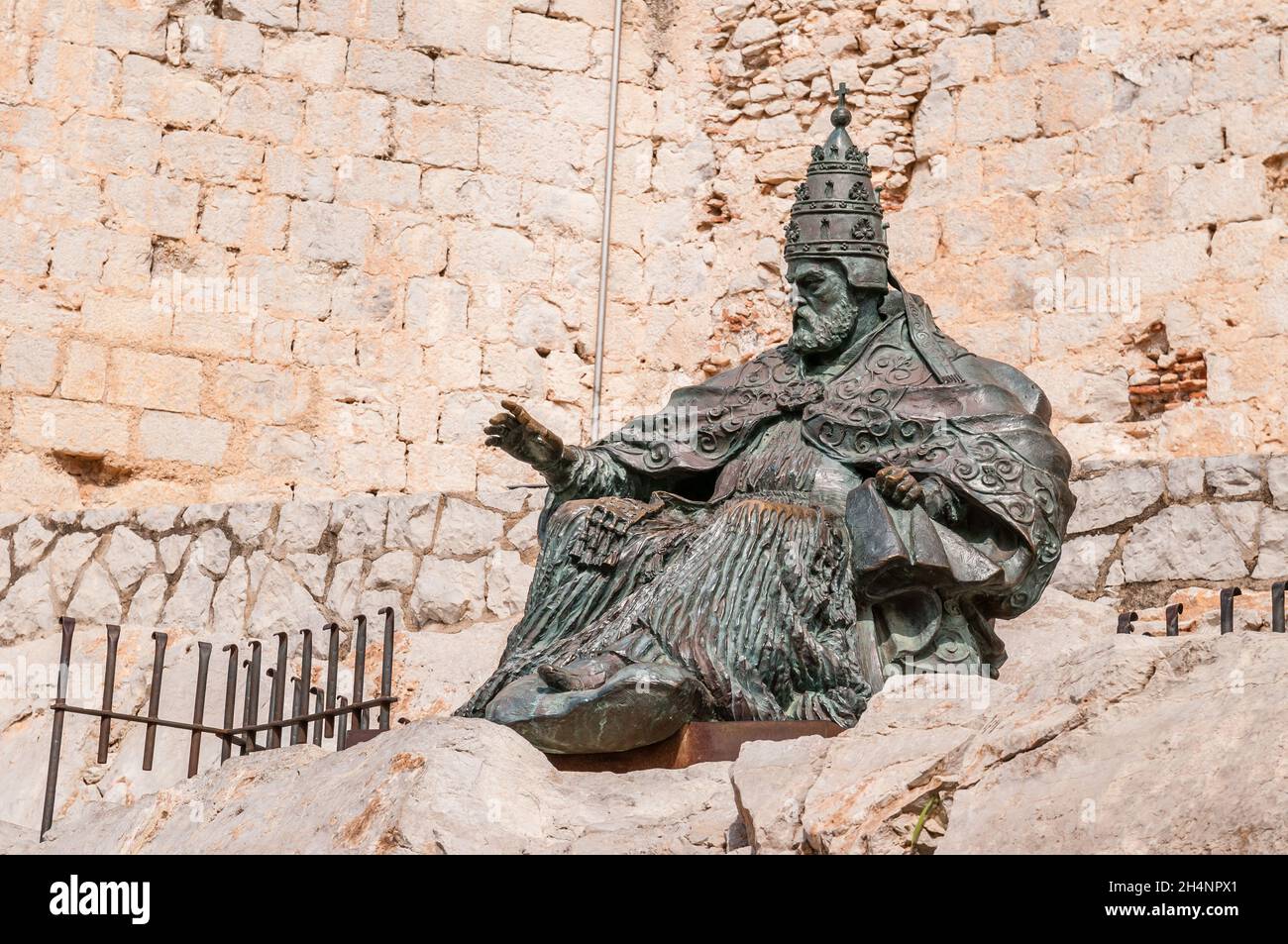 papa luna statue, benedict XIII, pope, Peniscola, Spain Stock Photo - Alamy