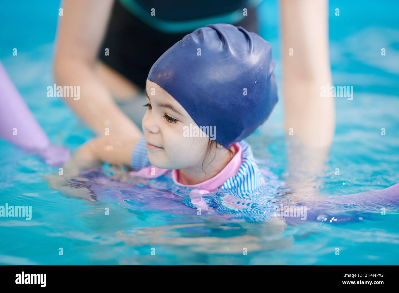 Kids learning to swim hi-res stock photography and images - Alamy
