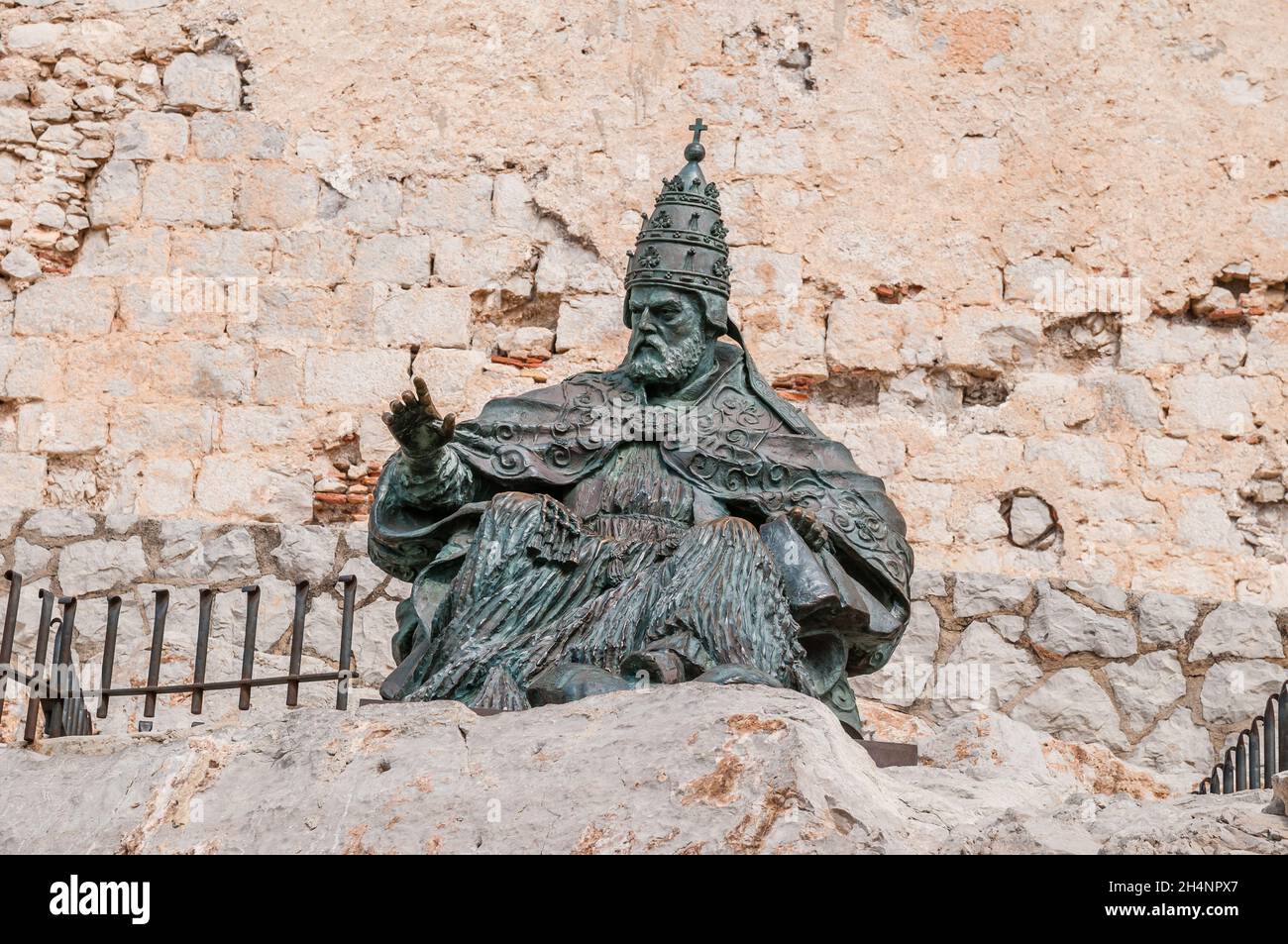papa luna statue, benedict XIII, pope, Peniscola, Spain Stock Photo - Alamy
