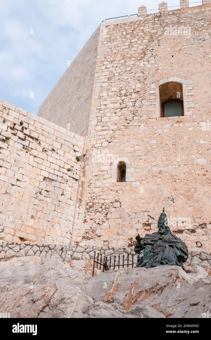 papa luna statue, benedict XIII, pope, Peniscola, Spain Stock Photo - Alamy