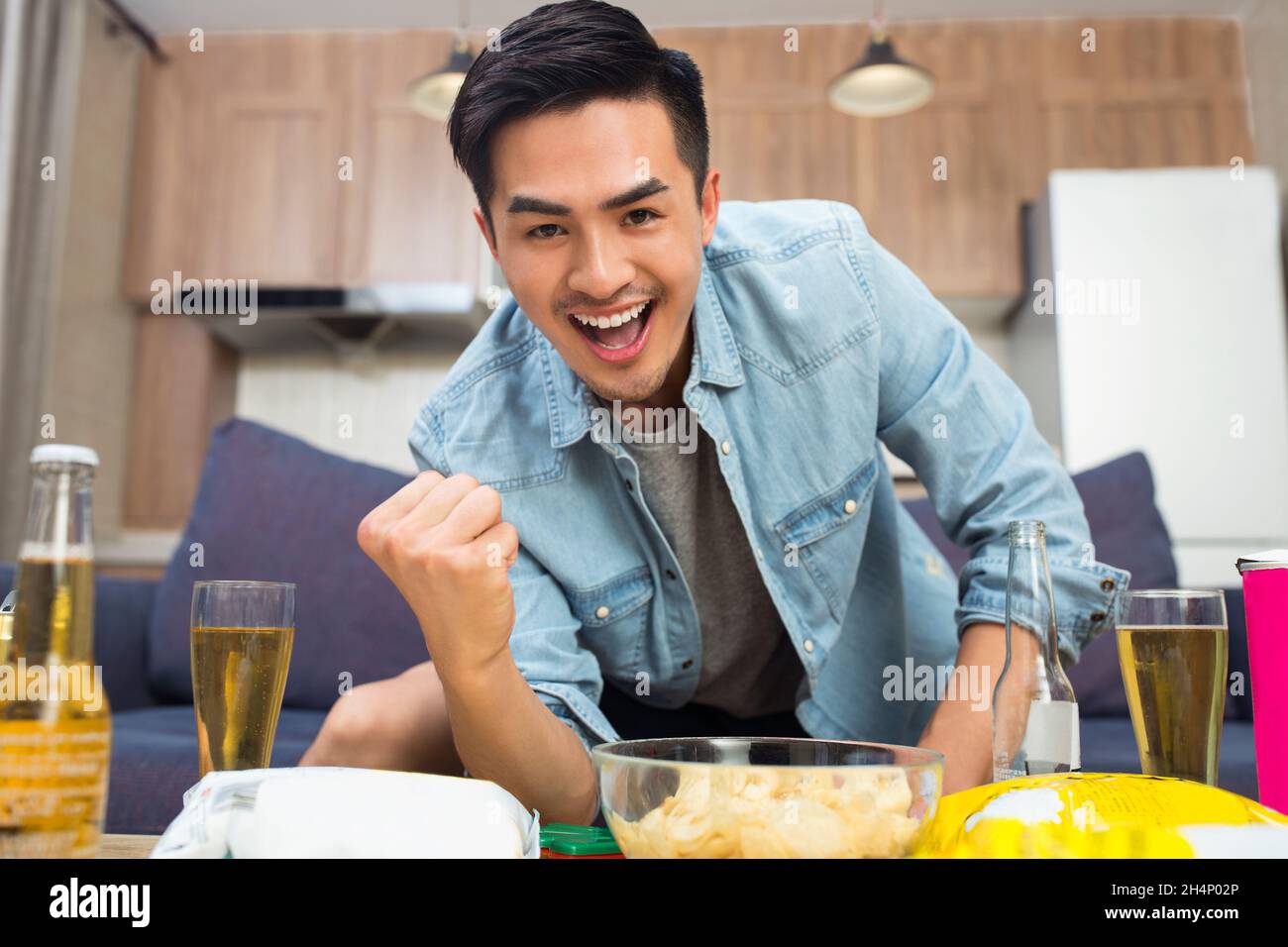 Man watching sports tv hi-res stock photography and images - Alamy