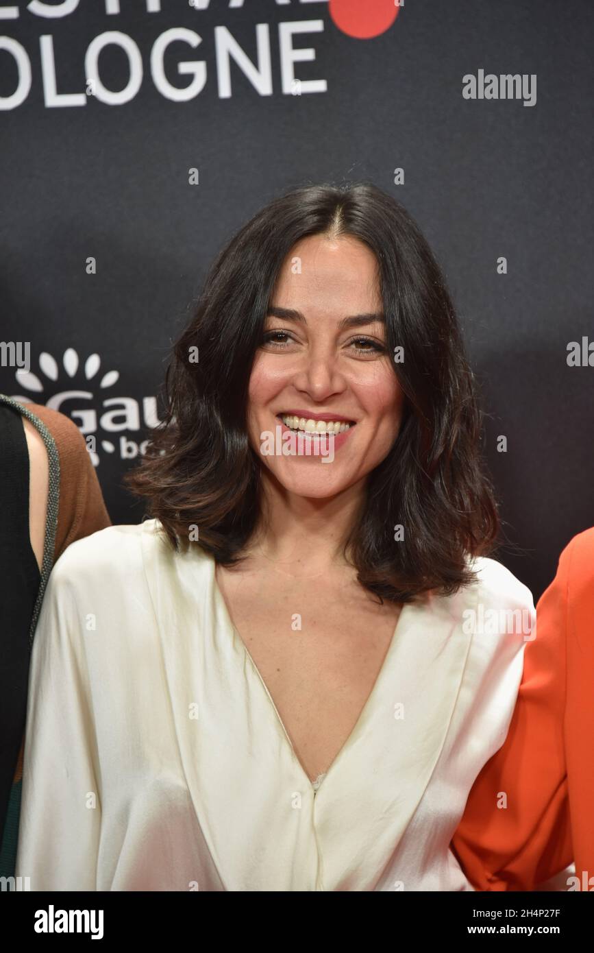 Cologne, Germany. 25th Oct, 2021. Actress Mona Pirzad comes to the screening of the ZDF Neo ...