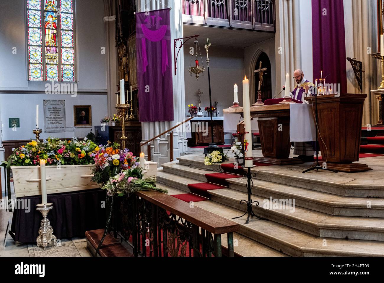 Catholic priest funeral hi-res stock photography and images - Alamy