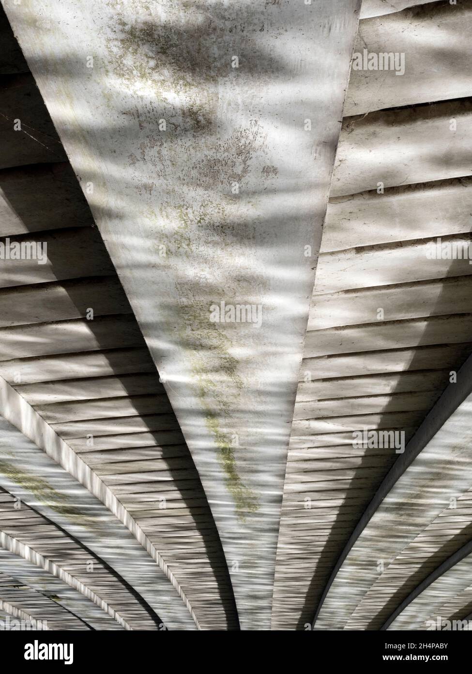 Donnington Bridge crosses the River Thames just upstream of Oxford ...