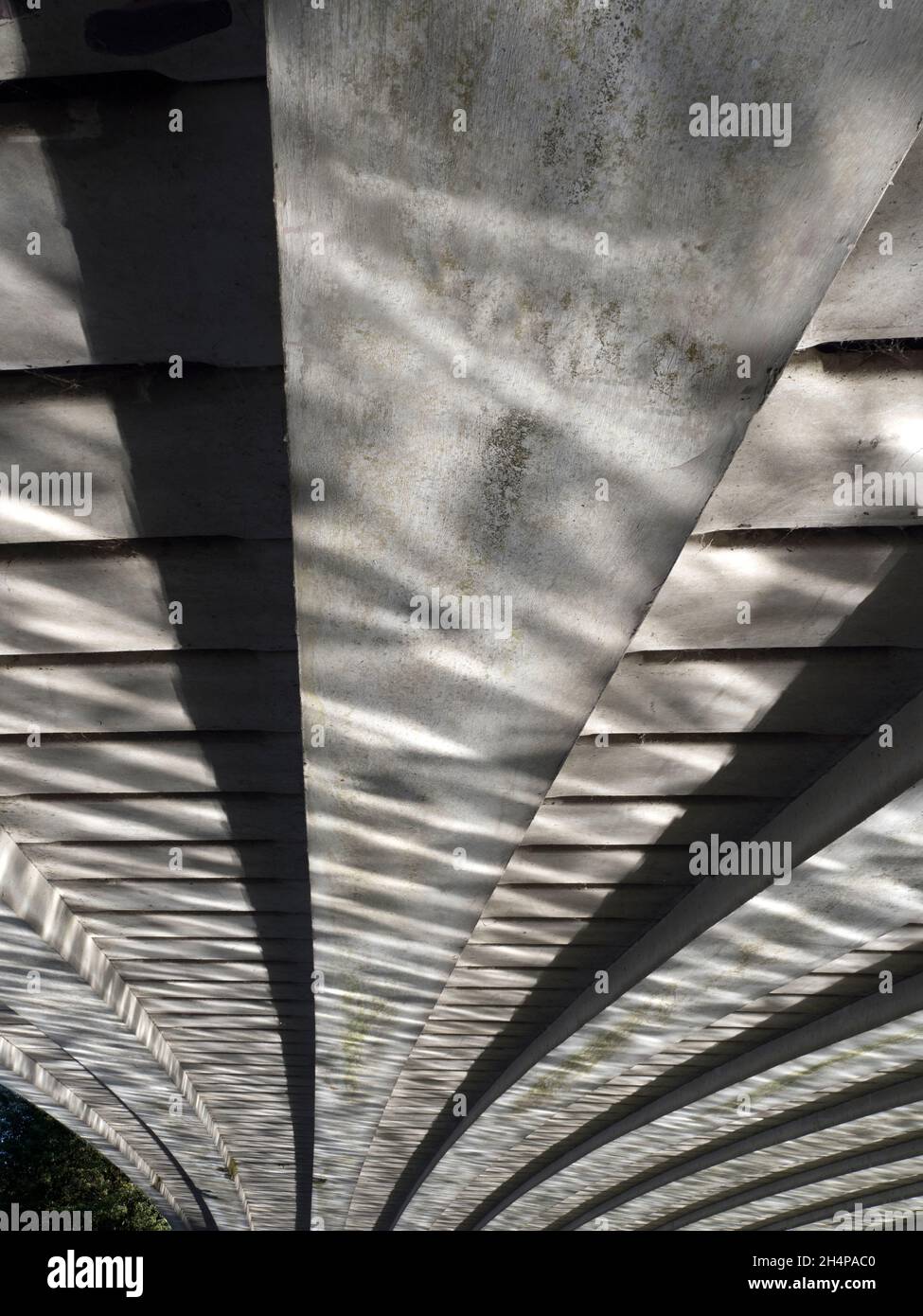 Donnington Bridge crosses the River Thames just upstream of Oxford ...