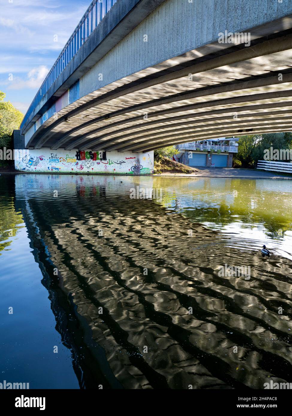 Donnington Bridge crosses the River Thames just upstream of Oxford ...