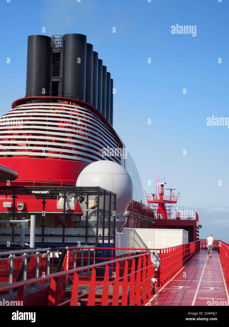 Passengers line railings cruise hi-res stock photography and images - Alamy