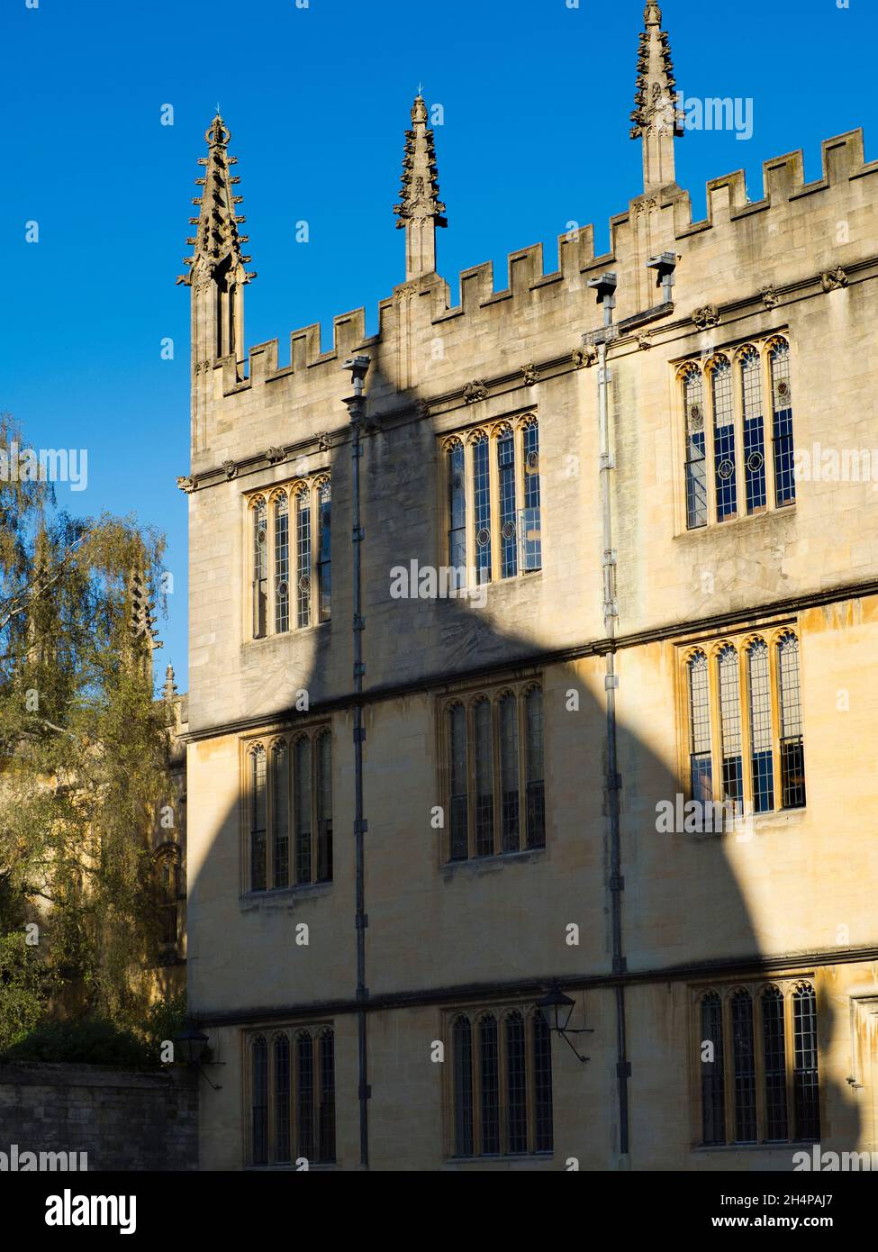 Here we see one of the most famous buildings in the heart of Oxford ...