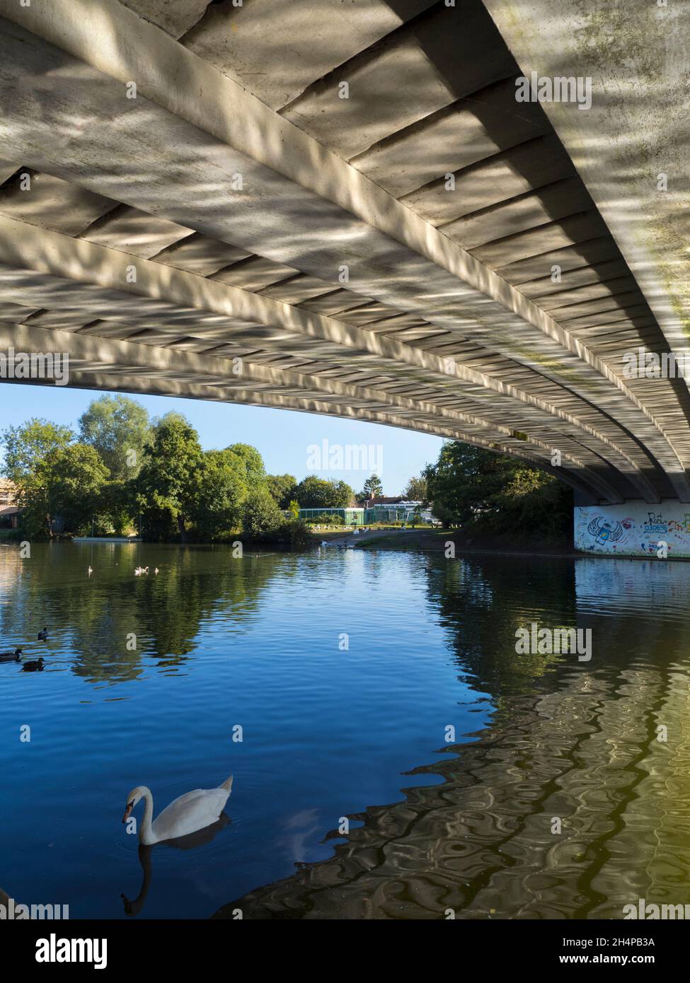 Donnington Bridge crosses the River Thames just upstream of Oxford ...