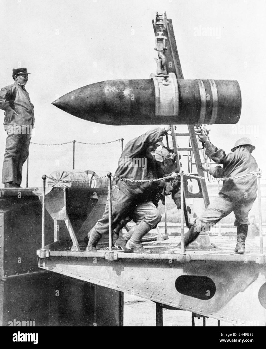 Bombshell of 400 during the Somme battle, Somme department, 1916 ...